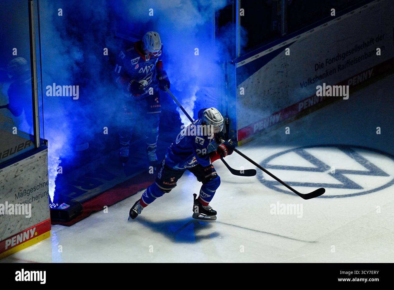 17 October 2025, Baden-Württemberg, Mannheim: Ice hockey: DEL, Adler ...