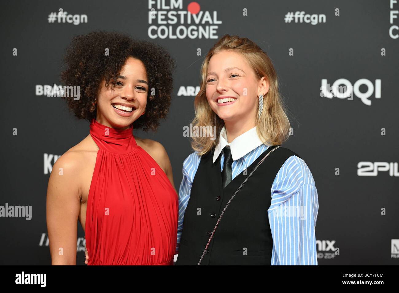 Schauspielerin Jess Maura und Laura Janik, l-r, kommt zu den Film ...
