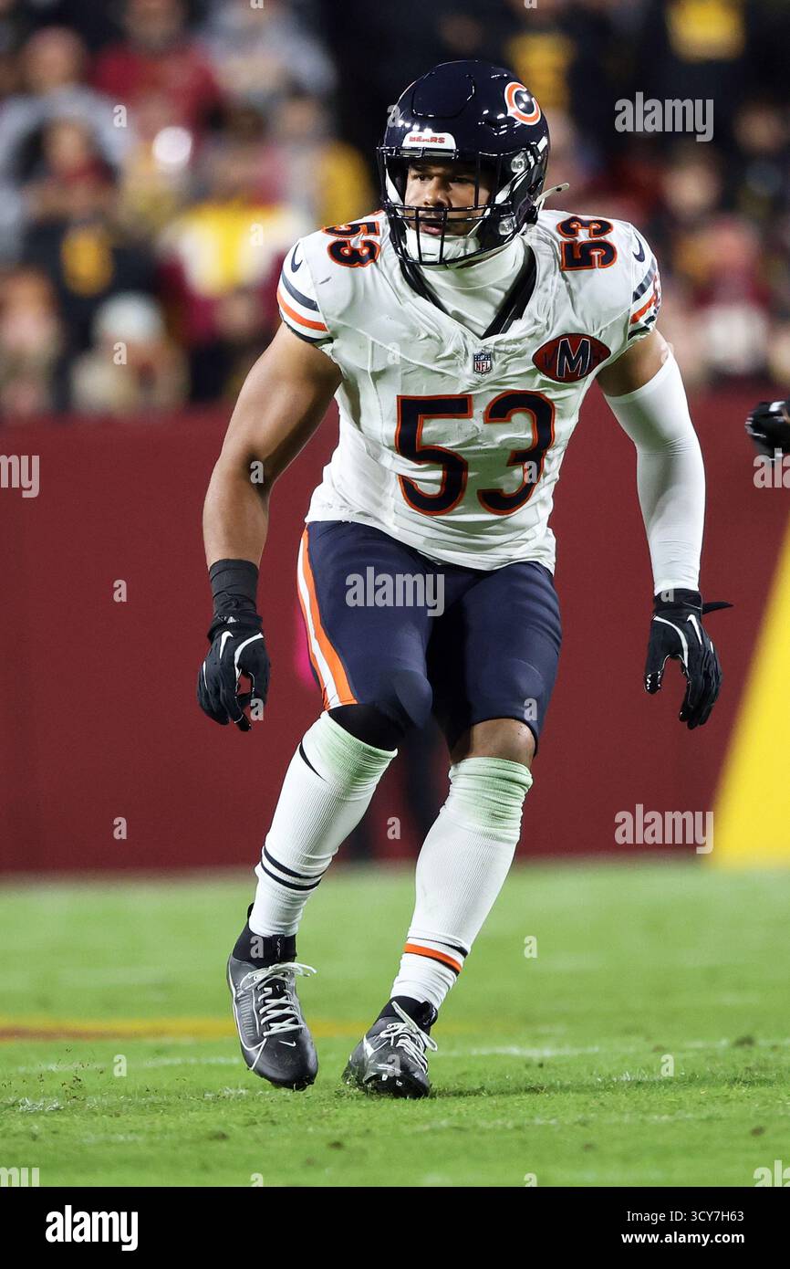 Chicago Bears linebacker T.J. Edwards (53) drops into coverage during ...