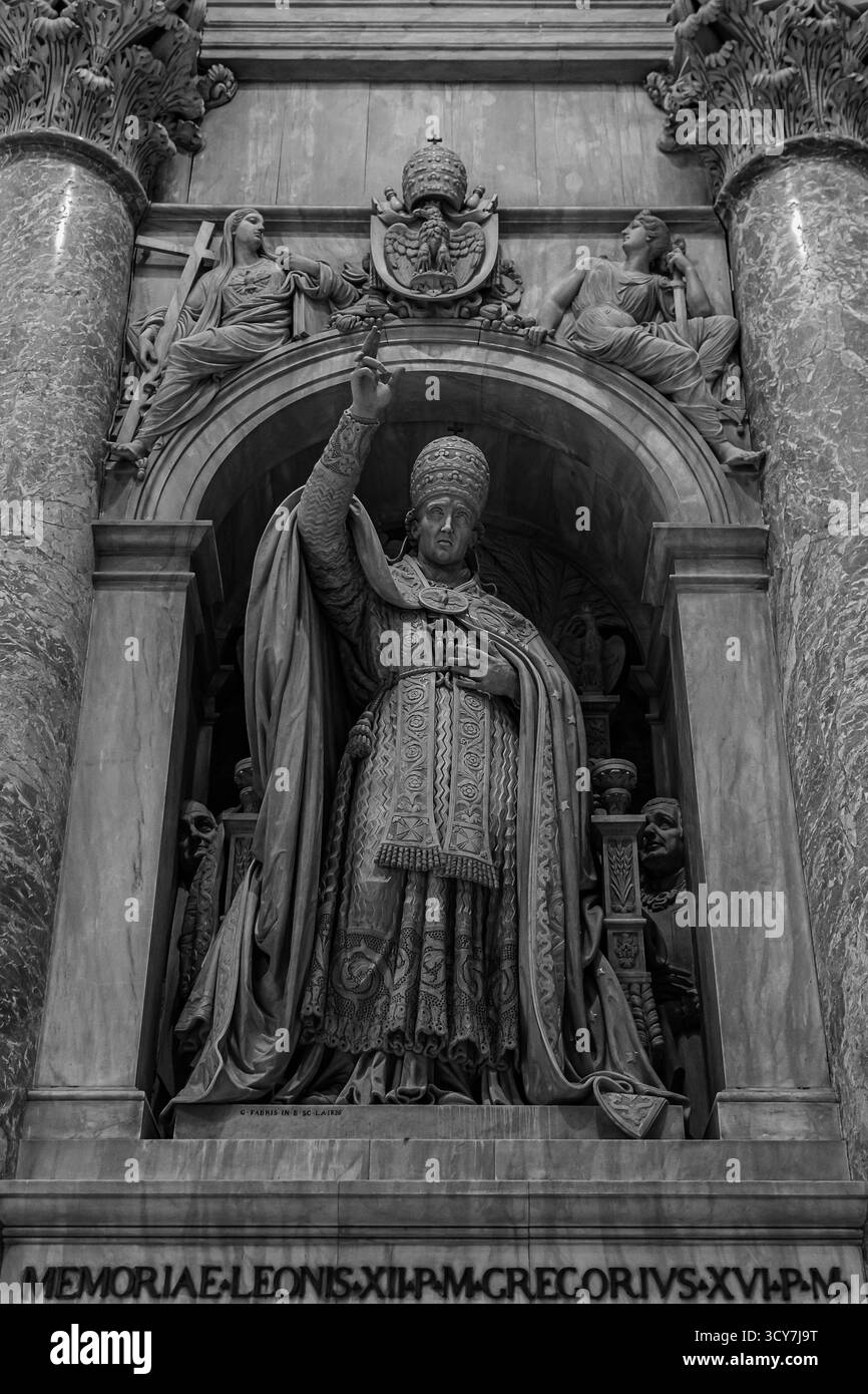 Italy rome statue pope Black and White Stock Photos & Images - Alamy
