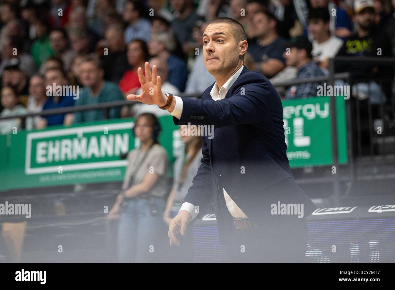 Marko Stankovic (Telekom Baskets Bonn Head Coach) gibt Zeichen ...