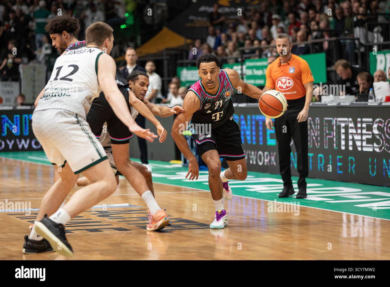 Joel Aminu (Telekom Baskets Bonn 21) zieht zum Korb -- easyCredit BBL ...
