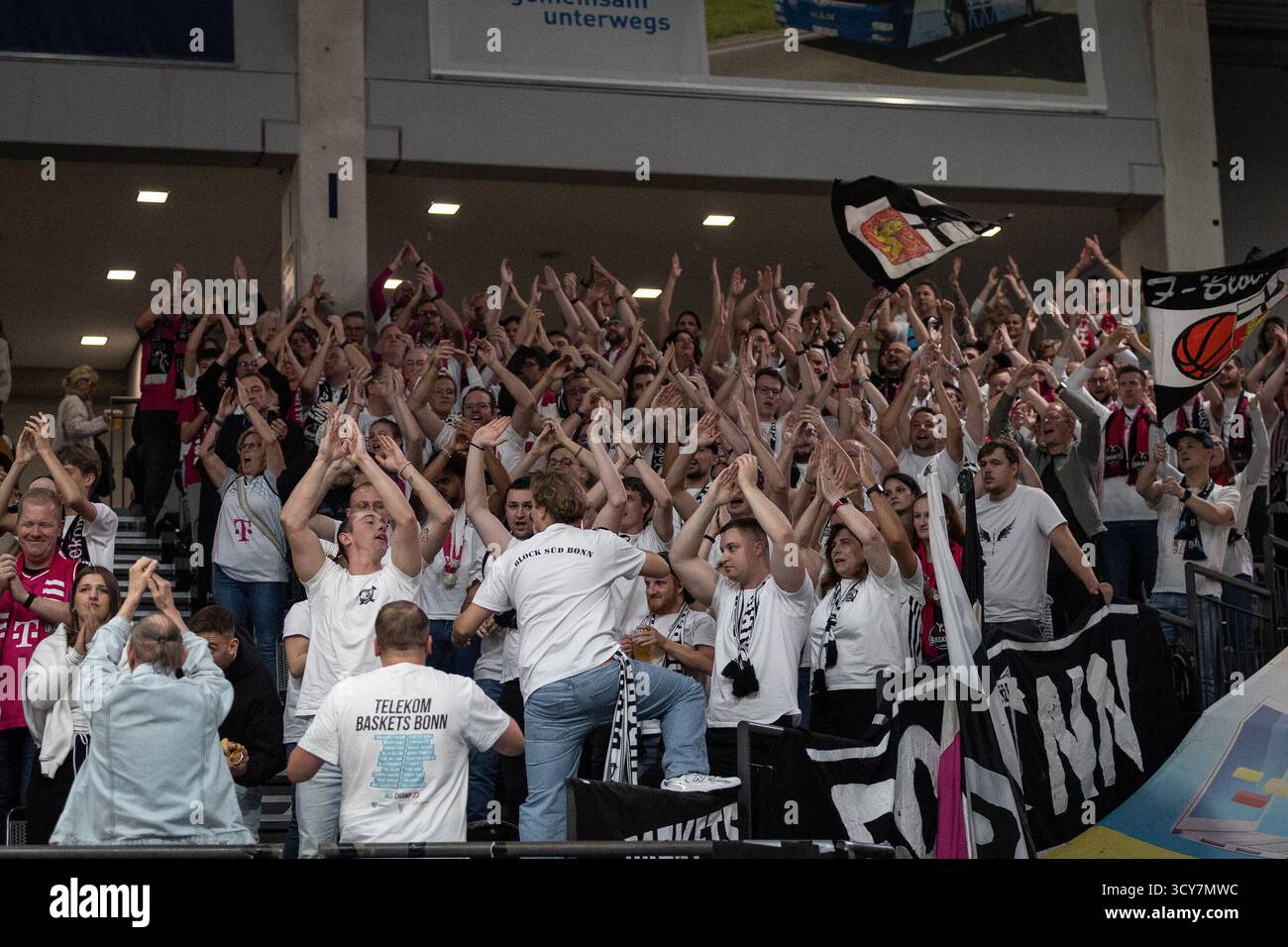 Die Bonner Fans sorgen schon vor dem Spiel f?r Stimmung -- easyCredit ...