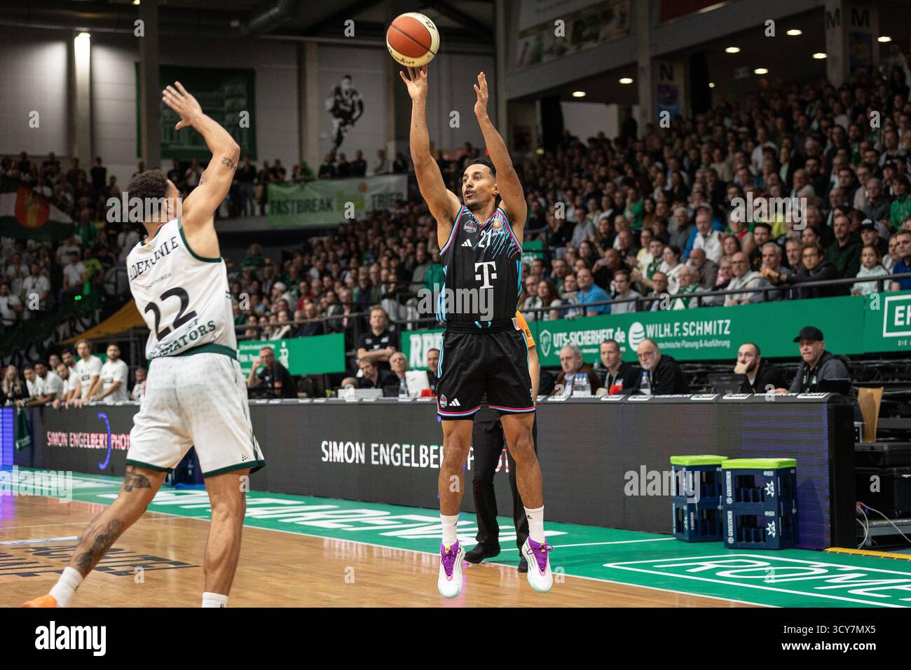 Joel Aminu (Telekom Baskets Bonn 21) beim Dreierversuch -- easyCredit ...