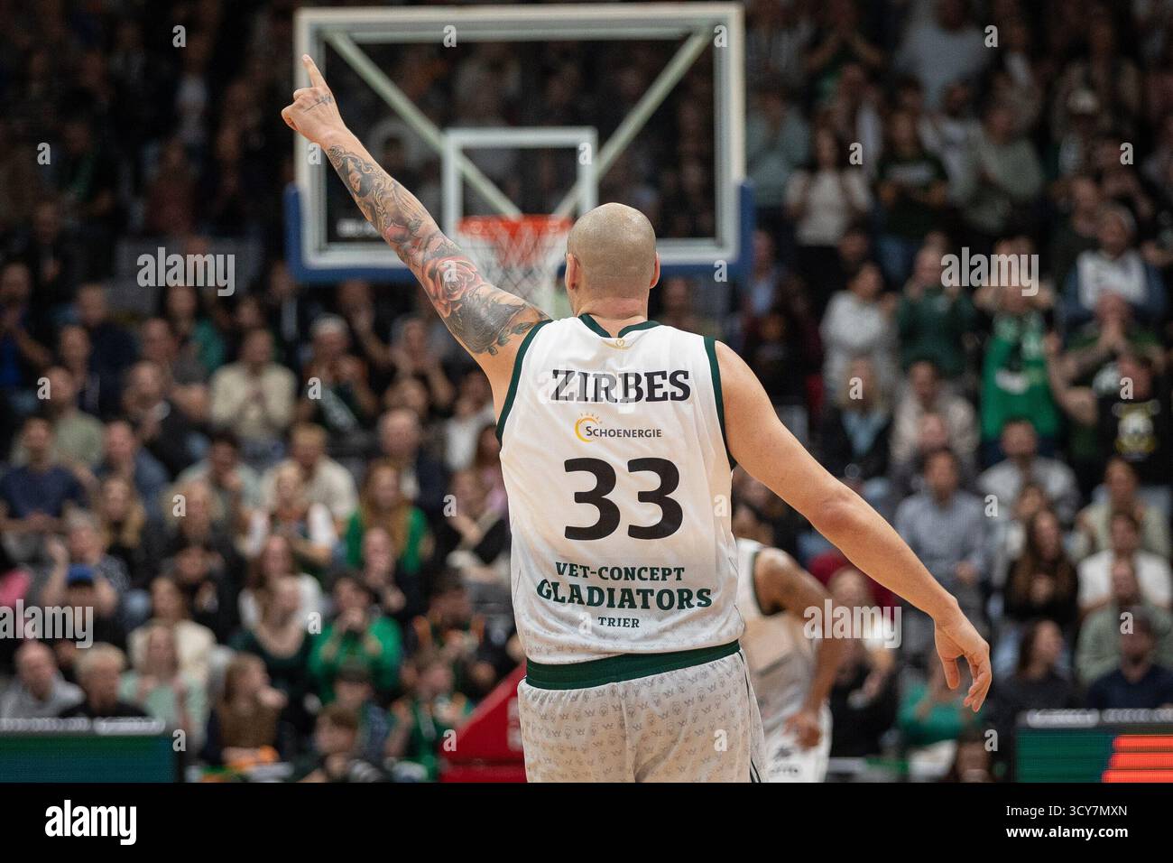 Maik Zirbes (VET-CONCEPT GLADIATORS TRIER 33) jubelt -- easyCredit BBL ...