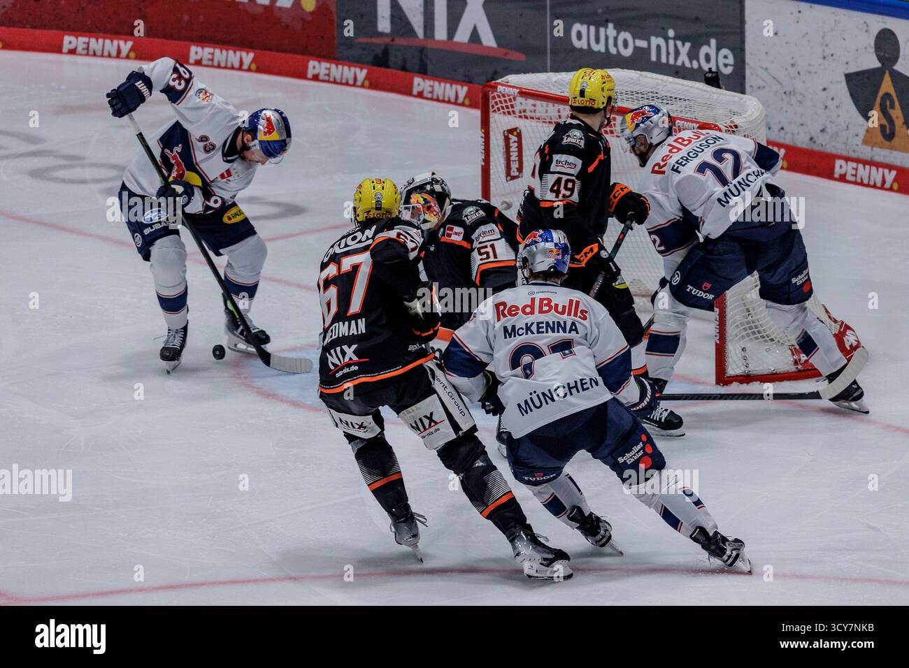 Frankfurt, Deutschland. 17th Oct, 2025. Maximilian Kastner (EHC Red ...