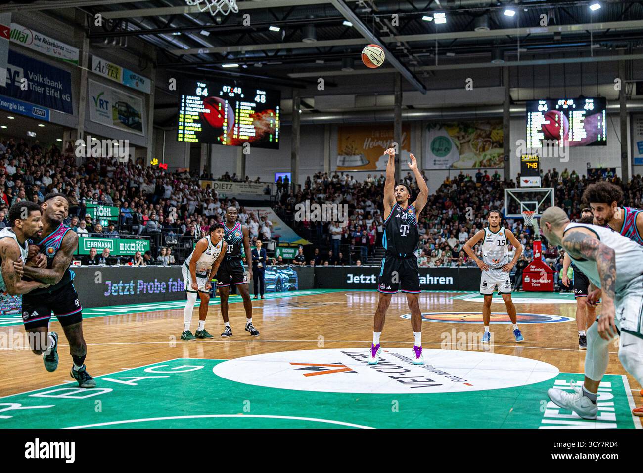 Joel Sadu Aminu (Telekom Baskets Bonn, #21) beim Freiwurf VET-CONCEPT ...