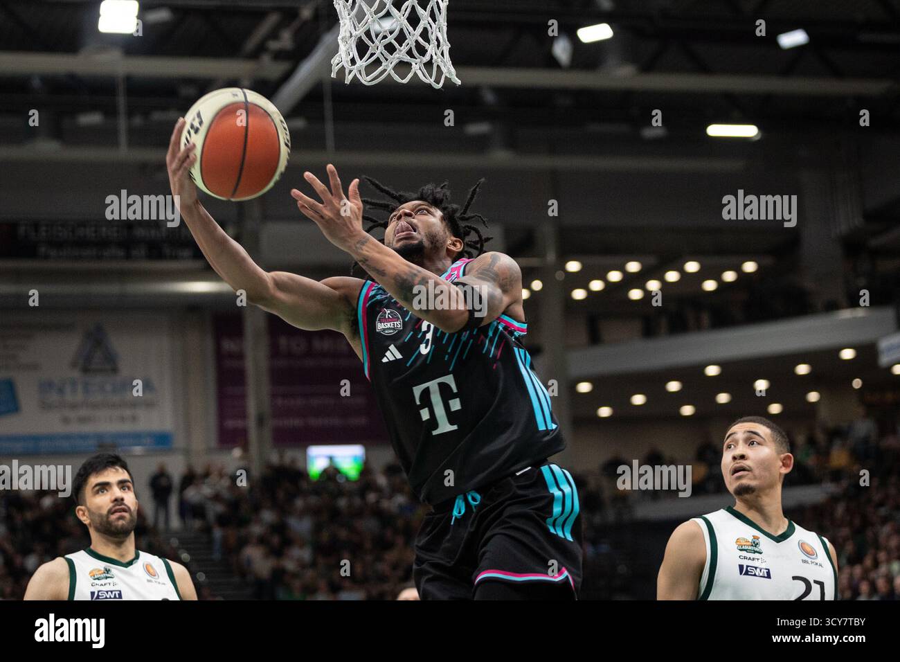Zachery Cooks (Telekom Baskets Bonn 3) geht zum Korb durch ...
