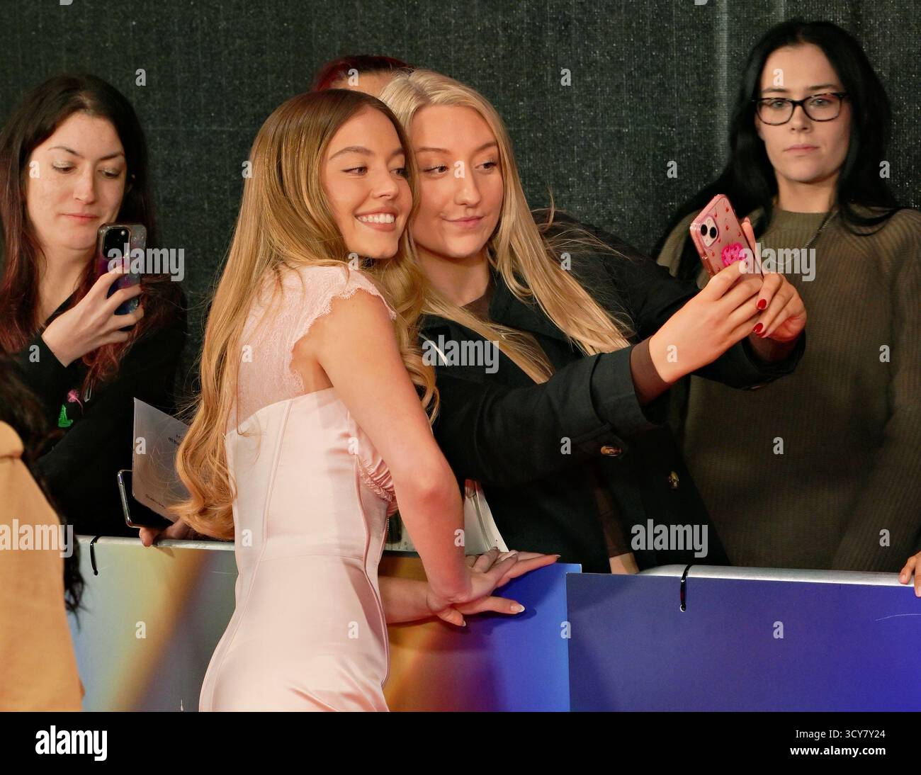 Sydney sweeney and ben foster hi-res stock photography and images - Alamy