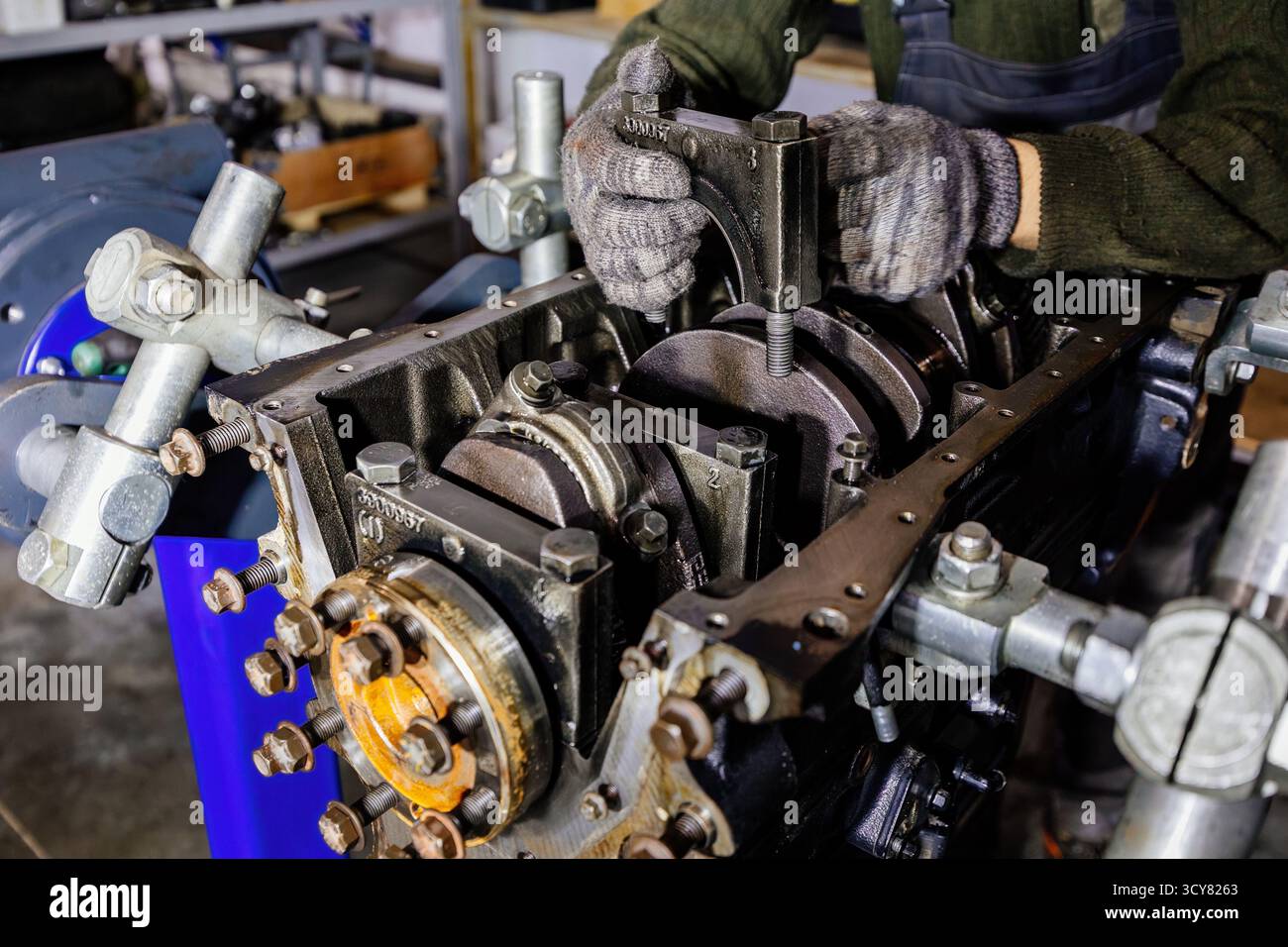 Process assembling repairing engine hi-res stock photography and images - Alamy