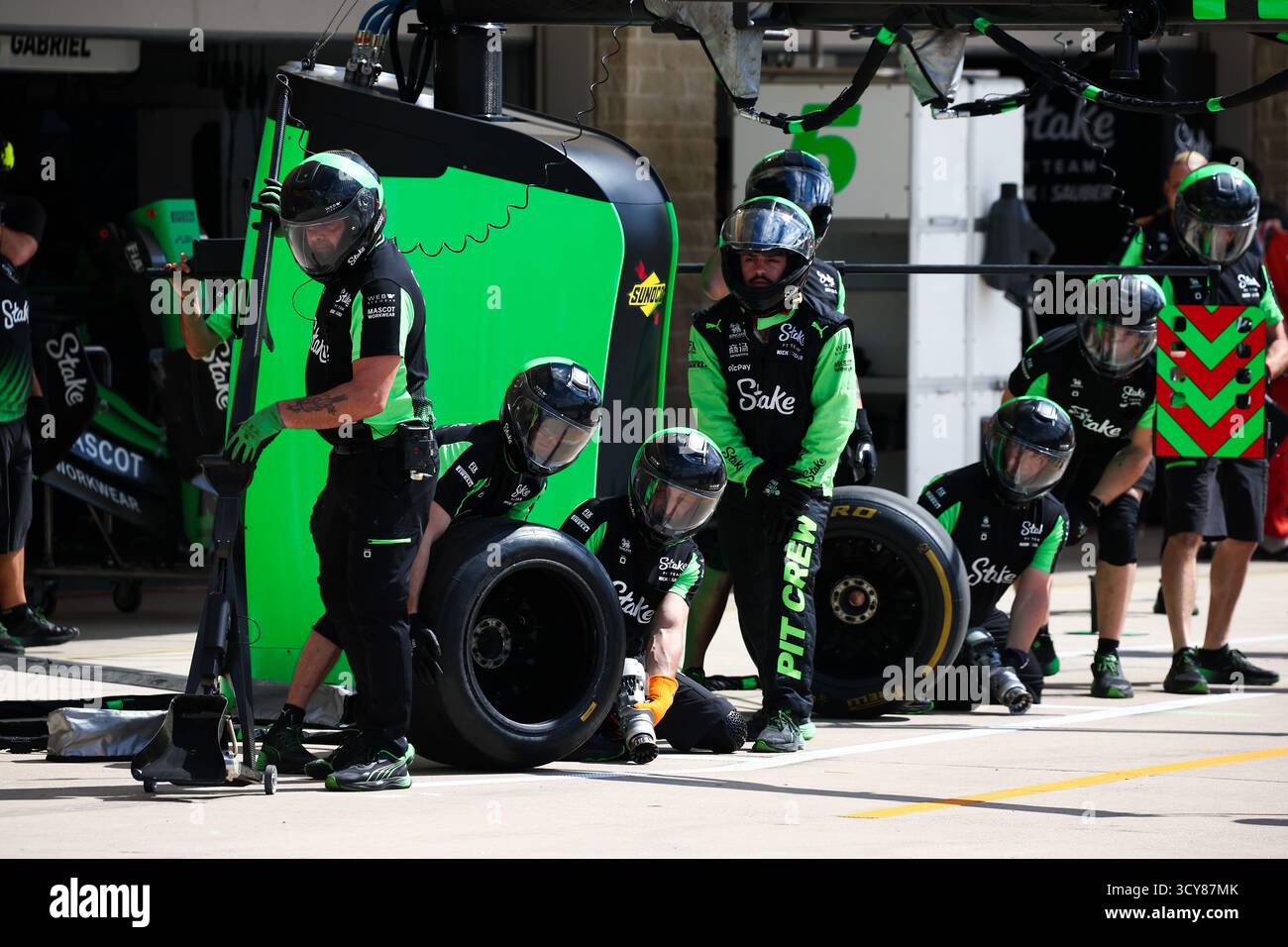 Stake F1 Team Kick, ambiance pit stop practice during the 2025 Formula ...