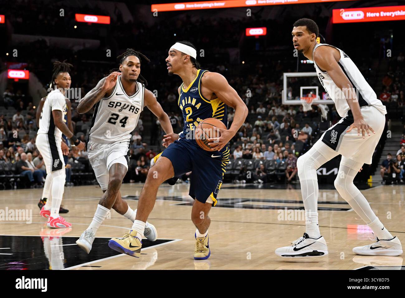 Indiana Pacers guard Andrew Nembhard (2) drives against San Antonio ...