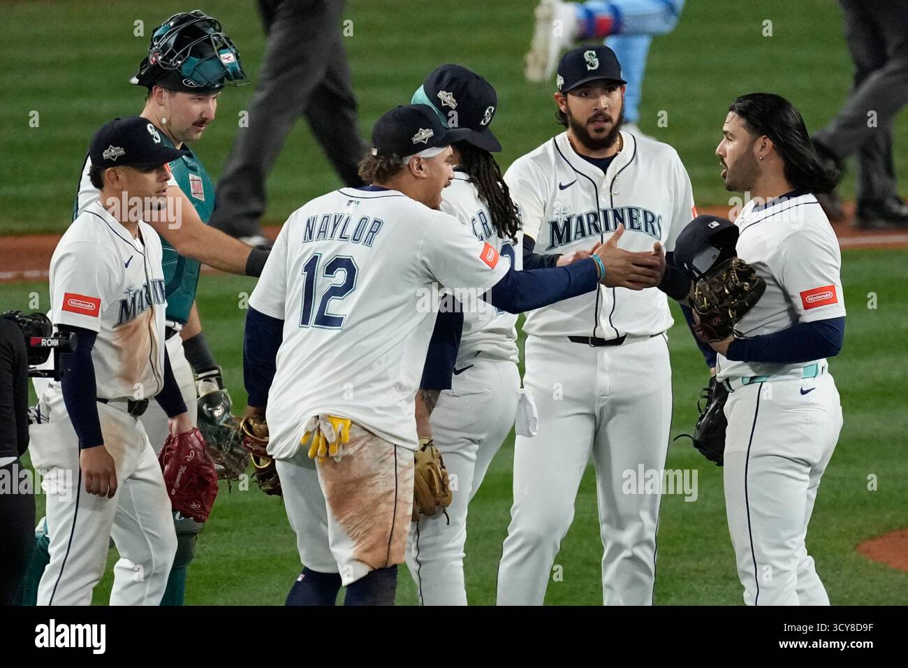 Seattle Mariners players celebrate after Game 5 of baseball's American ...
