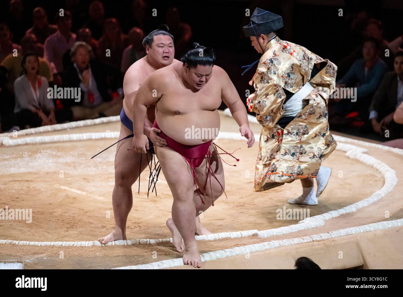 London, UK. 17 October 2025. (L) Churanoumi defeats Daieisho during day ...