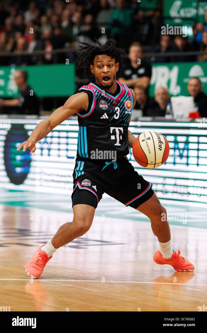 Zachery Cooks (Telekom Baskets Bonn) mit Ball, Vet Concept Gladiators ...