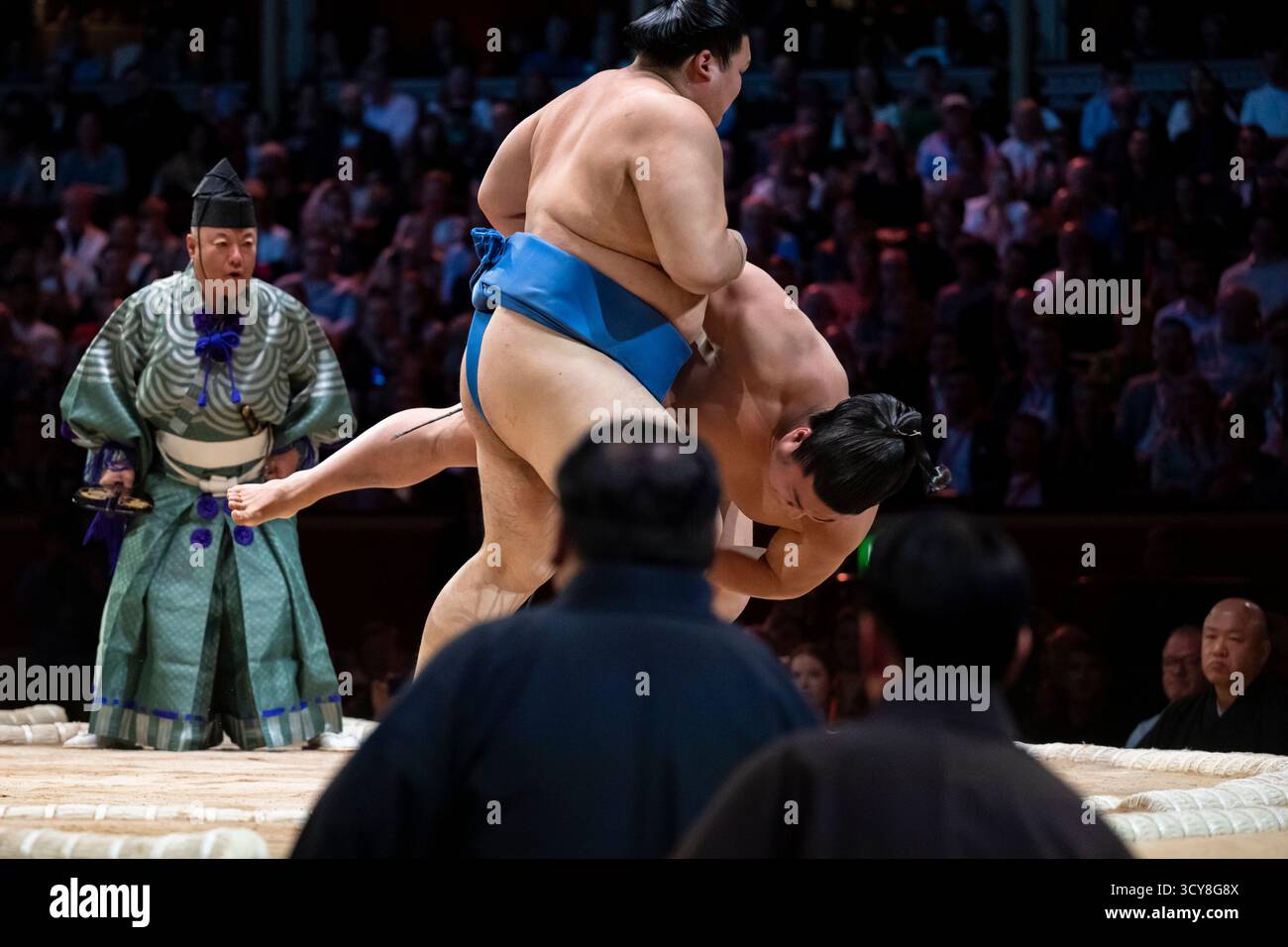 London, UK. 17 October 2025. Onosato defeats Wakamotoharu during day ...