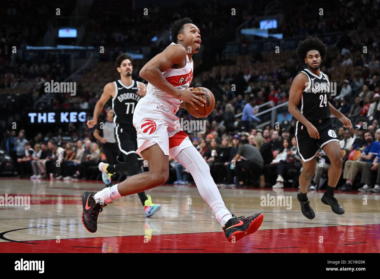 Toronto Raptors' Scottie Barnes (4) drives to the basket against the ...