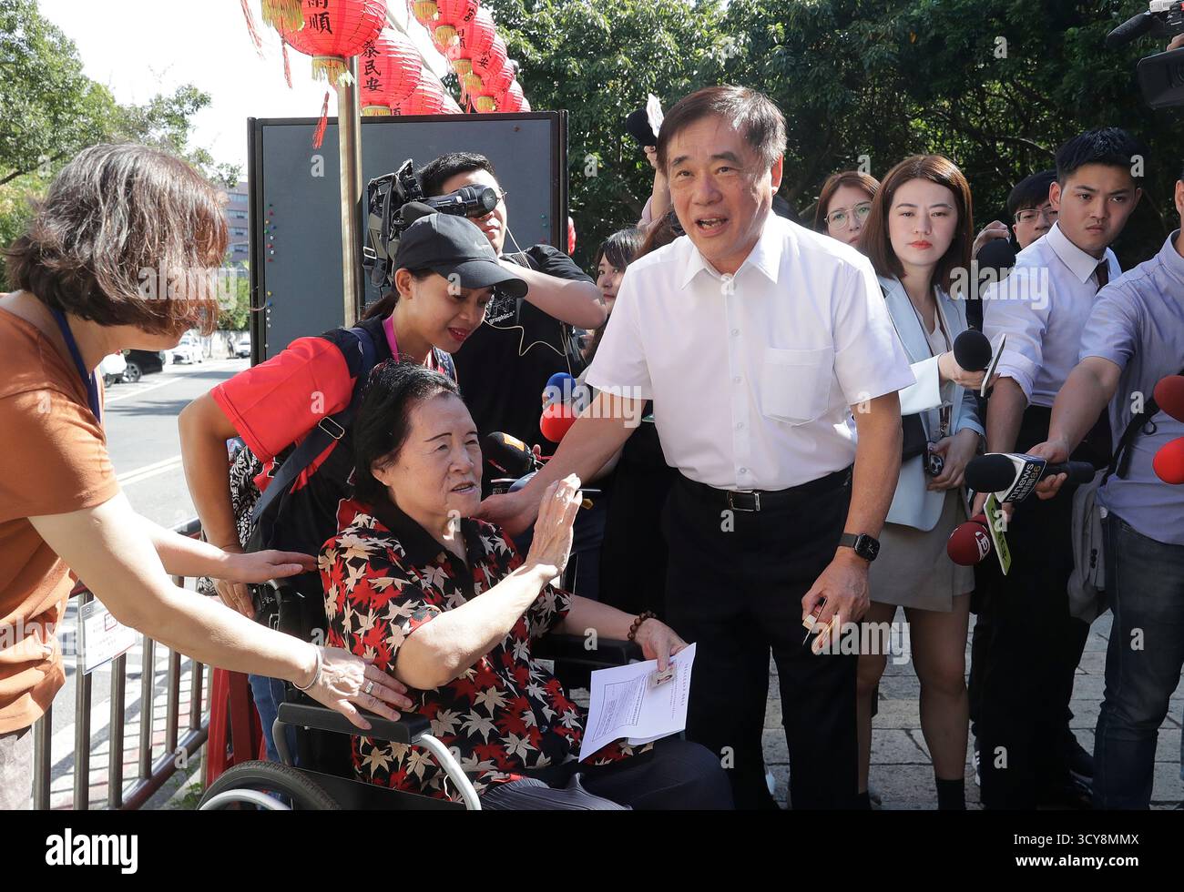 Taiwan's Nationalist Party, or Kuomintang (KMT), chairperson candidate Hau Lung-bin, center ...