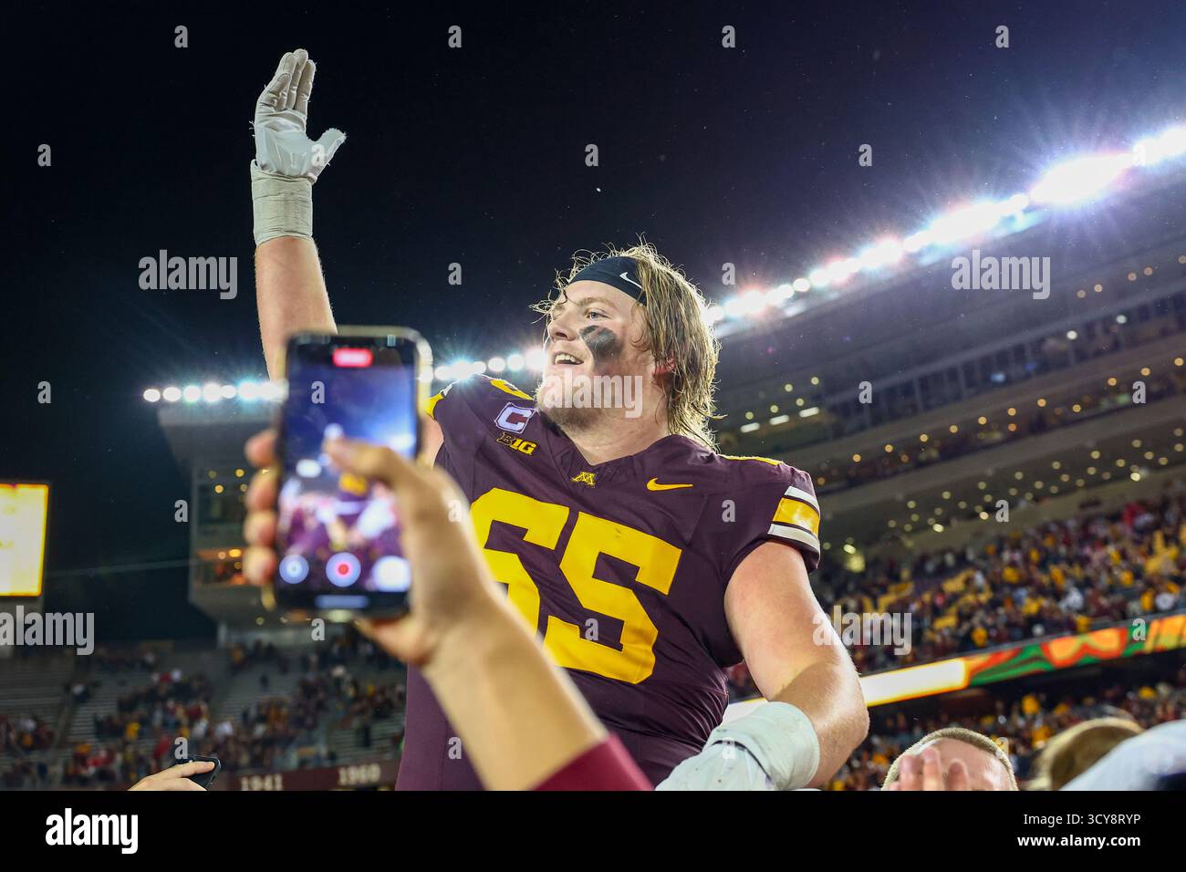 Minneapolis, Minnesota, USA. 17th Oct, 2025. Minnesota player GREG ...