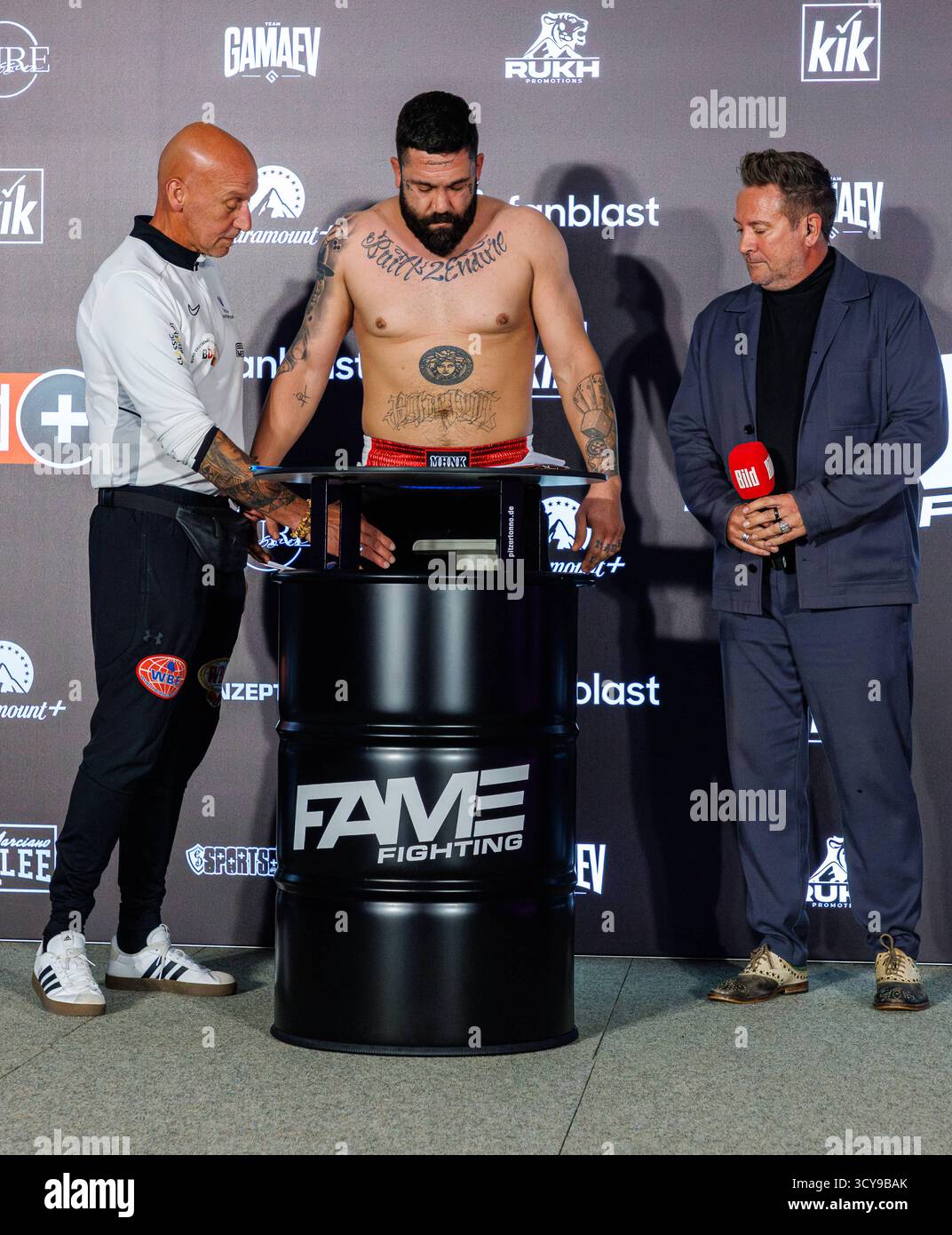 17.10.2025. Essen. BILD-Promi-Boxen Fame Fighting 3. Wiegen der Kämpferinnen und Kämpfer am Tag ...