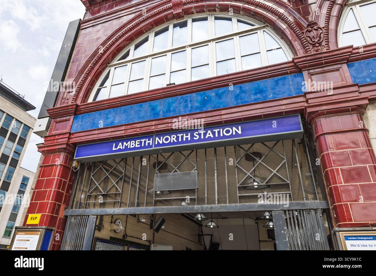 Entrance facade london hi-res stock photography and images - Alamy