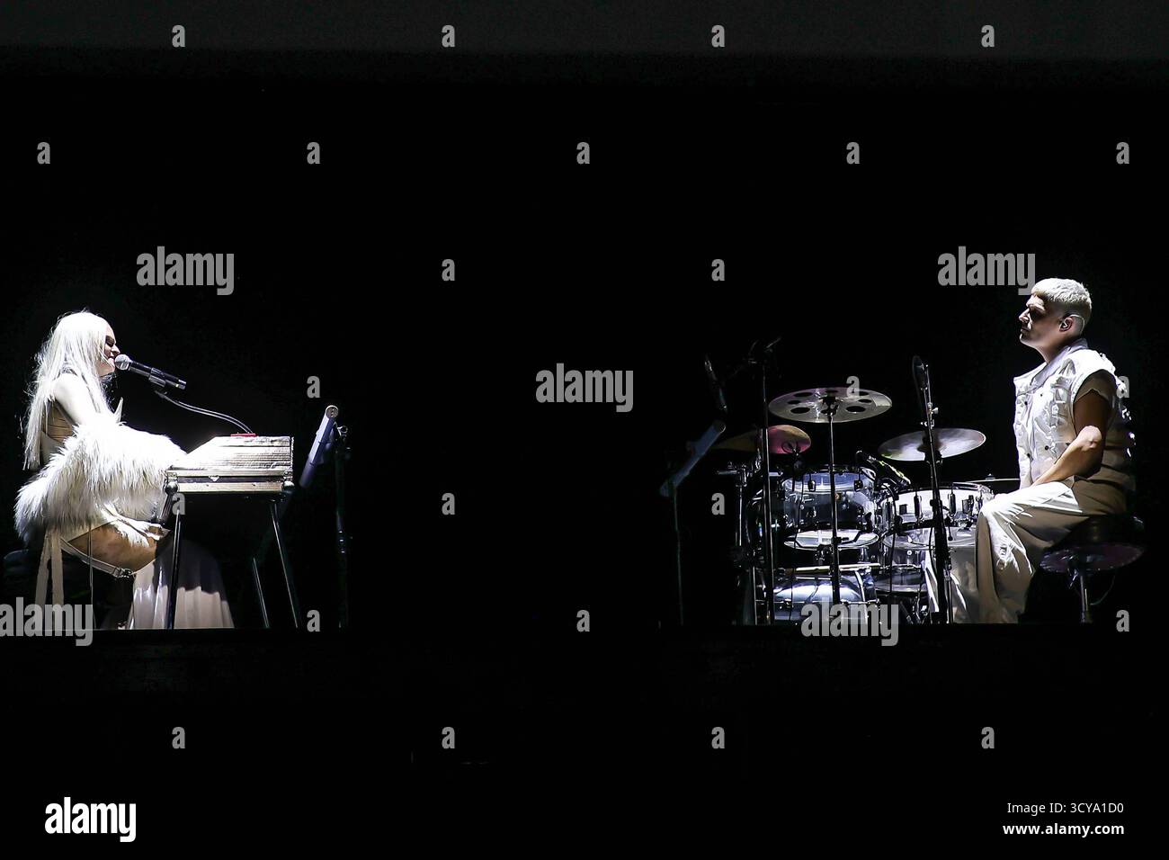 Konzert von Aetna, Volkstheater Rostock, AXIS Festival Aetna, Demian Kappenstein, Inéz Schaefer ...