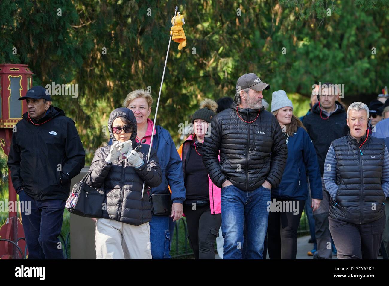 (251018) -- BEIJING, Oct. 18, 2025 (Xinhua) -- Foreigners wearing down ...