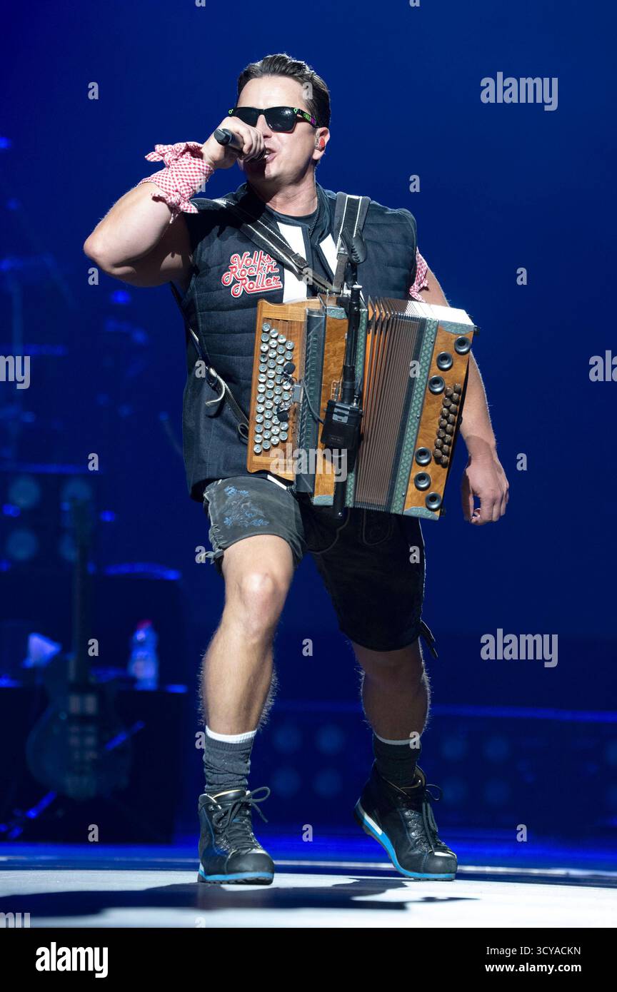 Andreas Gabalier live bei einem Konzert der Ein Hulapalu auf uns -Tour ...