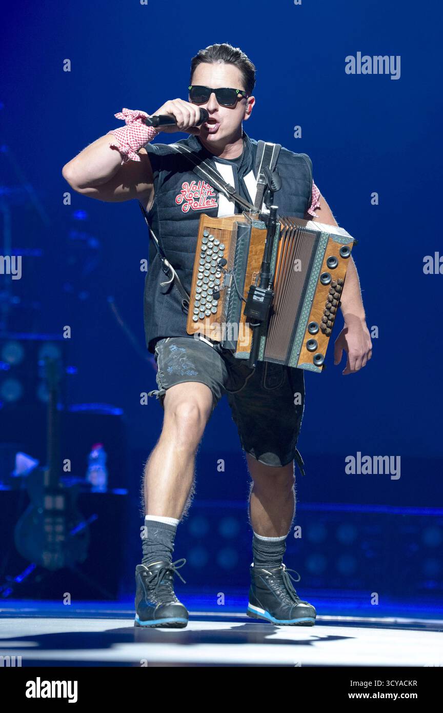 Andreas Gabalier live bei einem Konzert der Ein Hulapalu auf uns -Tour ...
