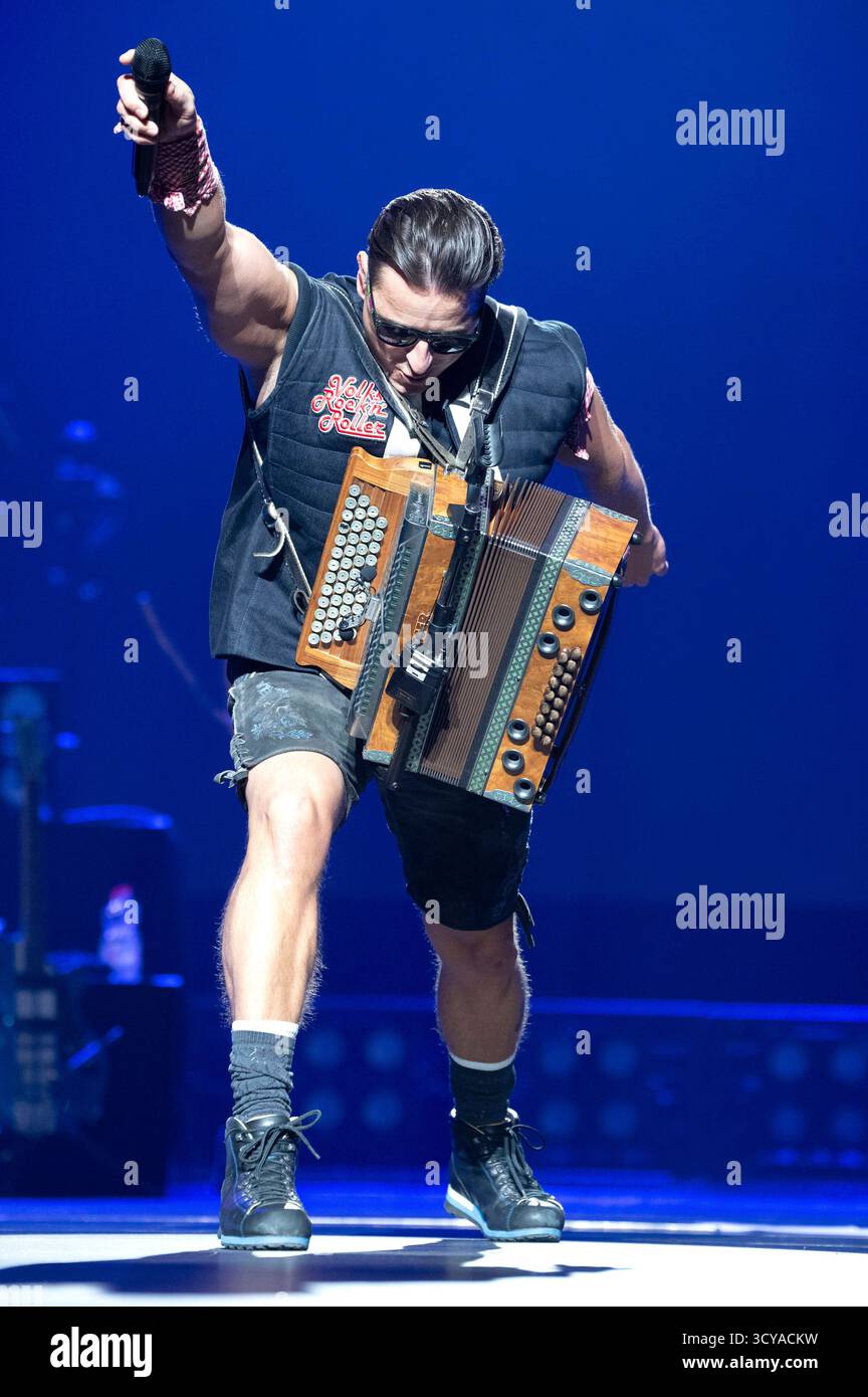 Andreas Gabalier live bei einem Konzert der Ein Hulapalu auf uns -Tour ...