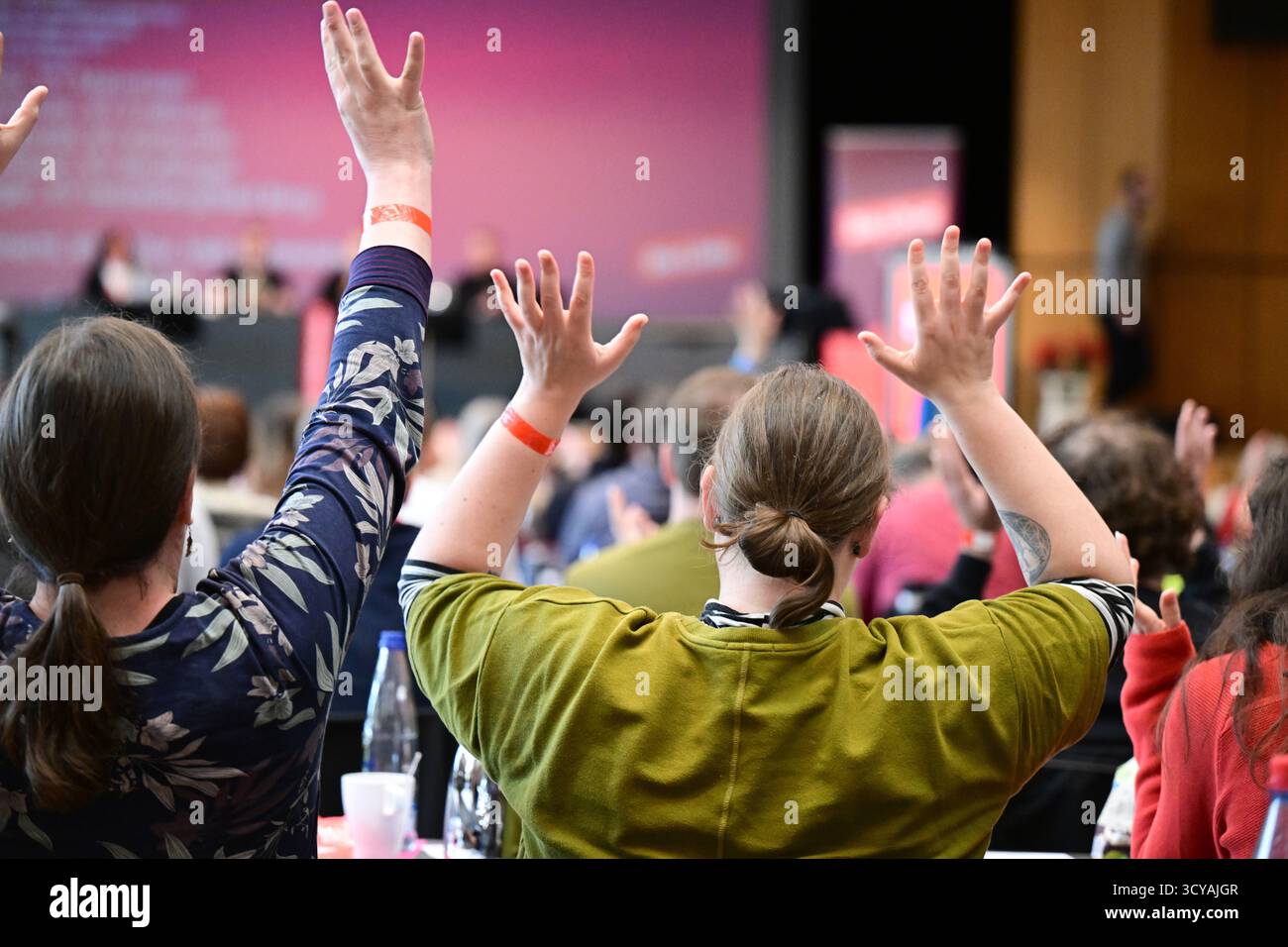 18 October 2025, Baden-Württemberg, Leinfelden-Echterdingen: Delegates ...