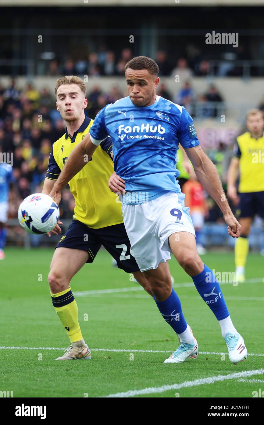 Derby County's Carlton Morris (right) and Oxford United's Jack Currie ...