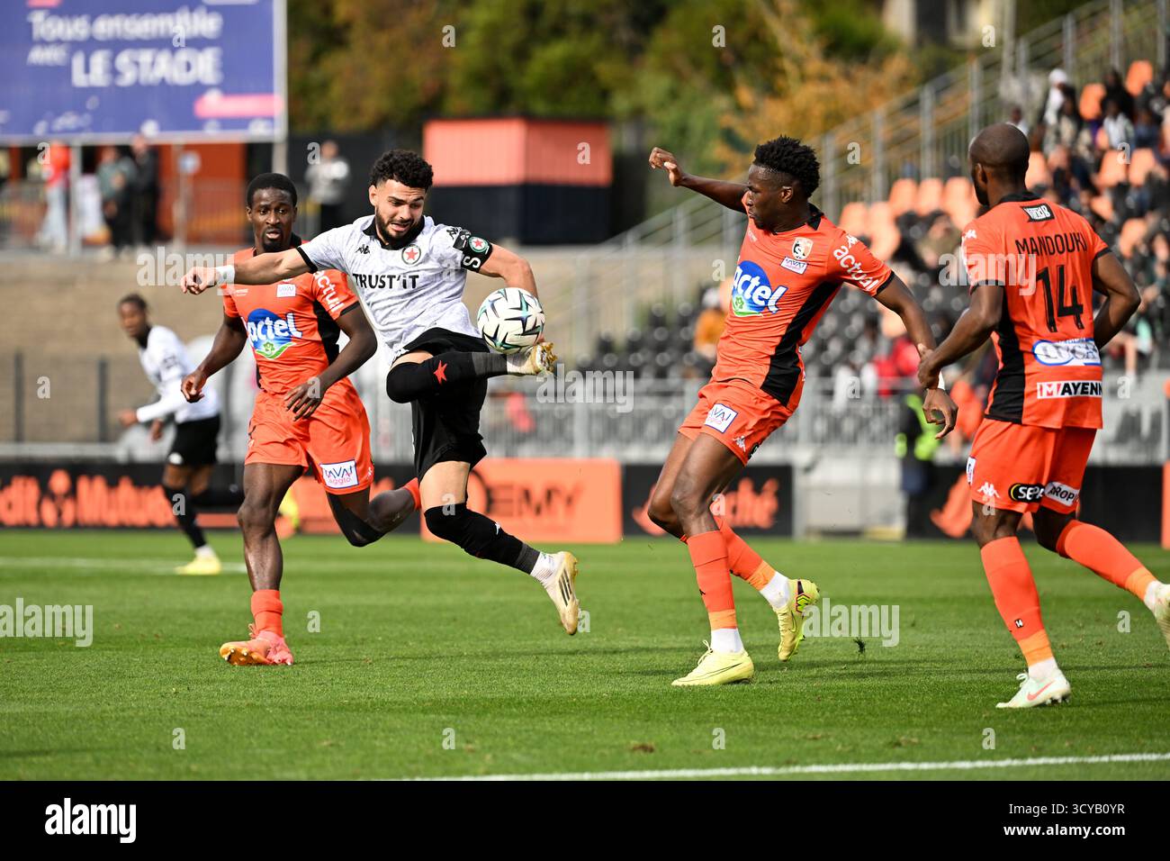 09 Mamadou CAMARA (slmfc) - 98 Ryad HACHEM (red) during the Ligue 2 BKT ...