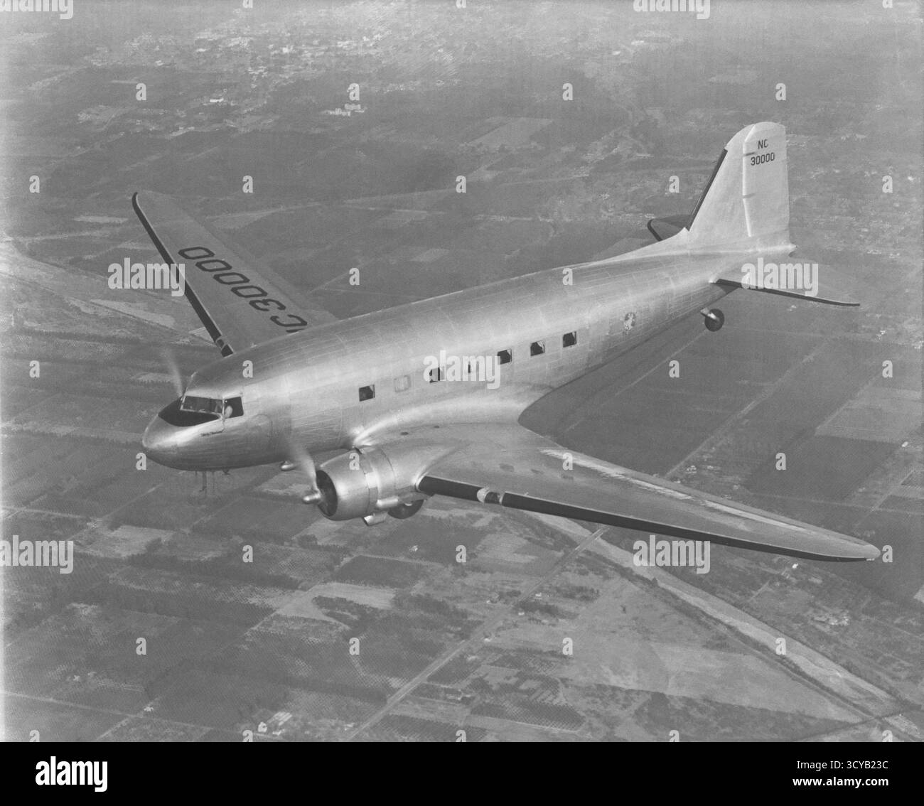 Military airplane in flight Black and White Stock Photos & Images - Alamy