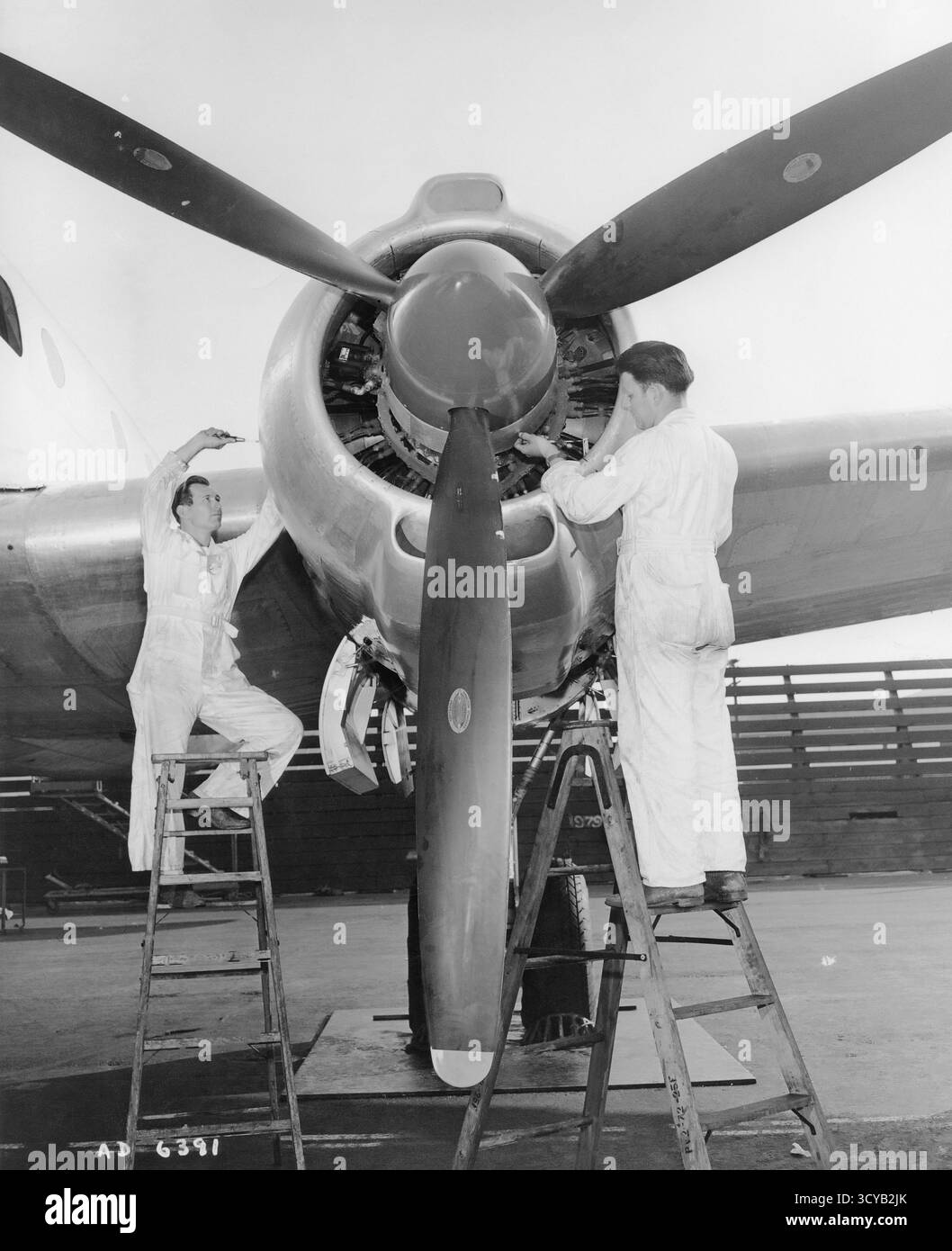 Aircraft mechanics repair engine hi-res stock photography and images ...