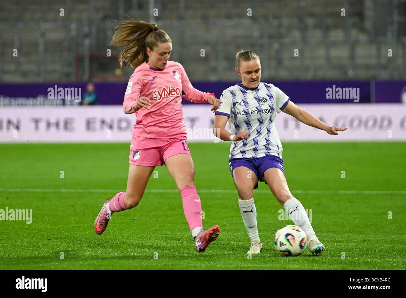 Paula Flach (SGS Essen) gegen Valesca Ampoorter (TSG Hoffenheim ...