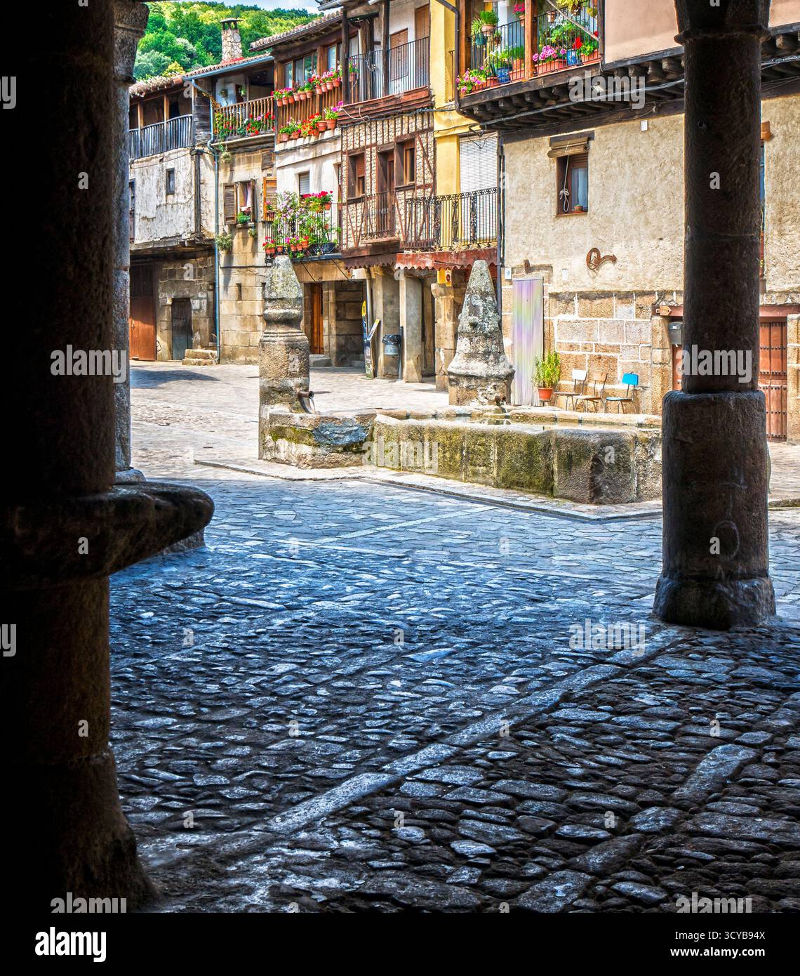 Plaza Mayor y fuente. San Martín del Castañar. Sierra de Francia ...