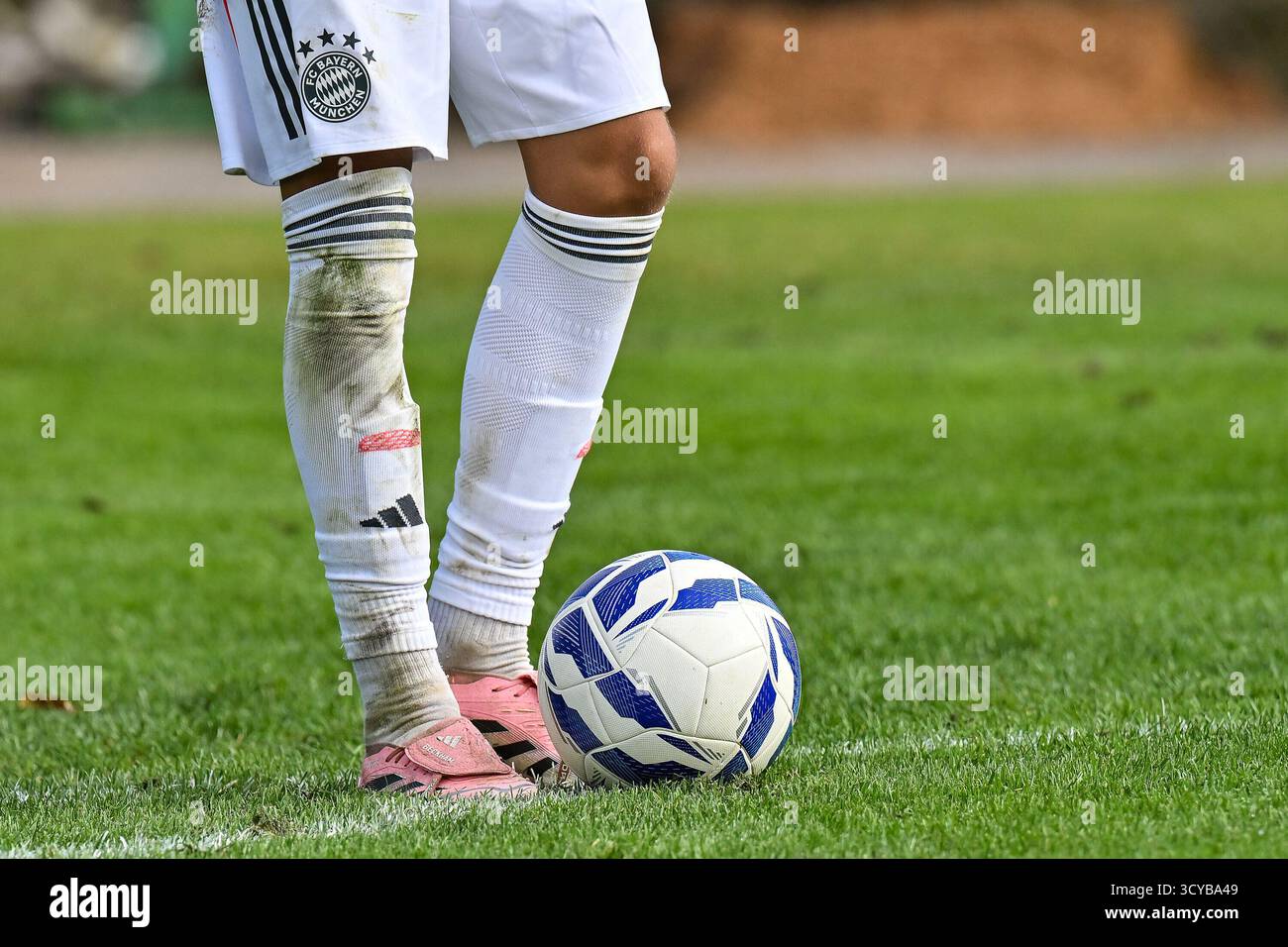 Furth, Deutschland. 18th Oct, 2025. Eckball/BAll/Uhlsport/FC Bayern ...