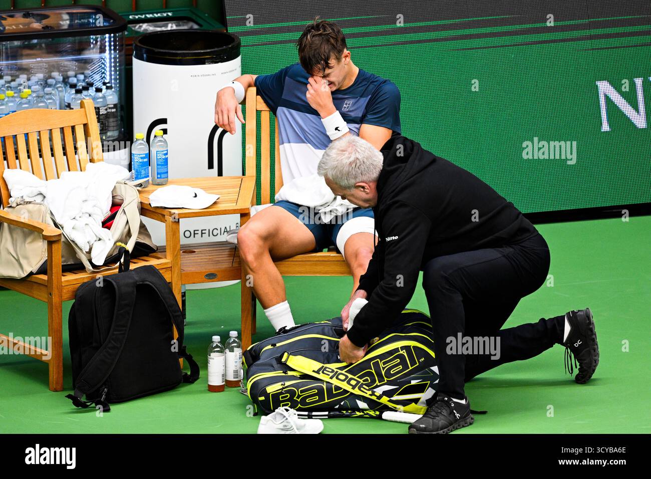 Walkover tennis hi-res stock photography and images - Alamy