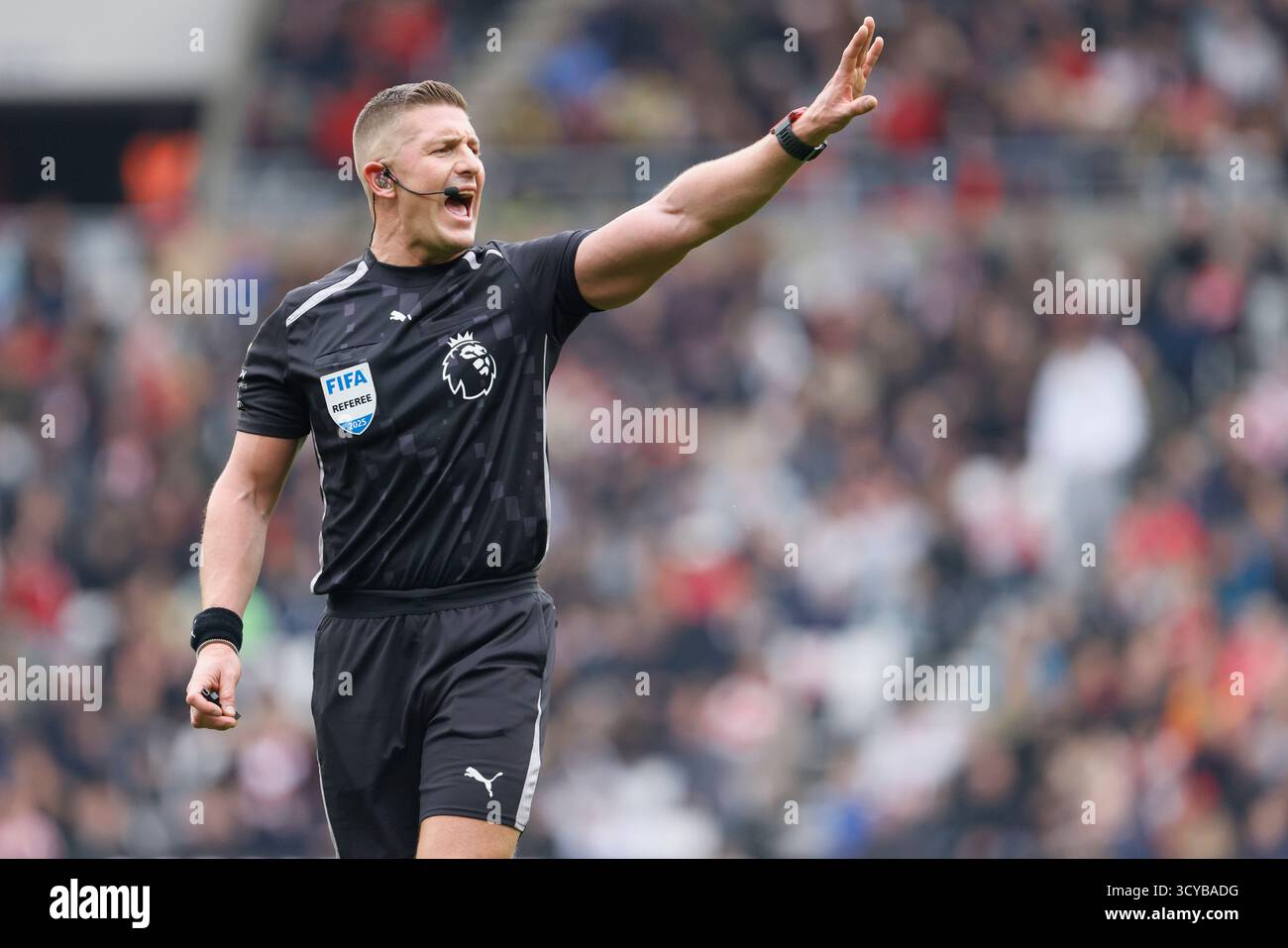 Referee Robert Jones during the Premier League match at the Stadium of ...