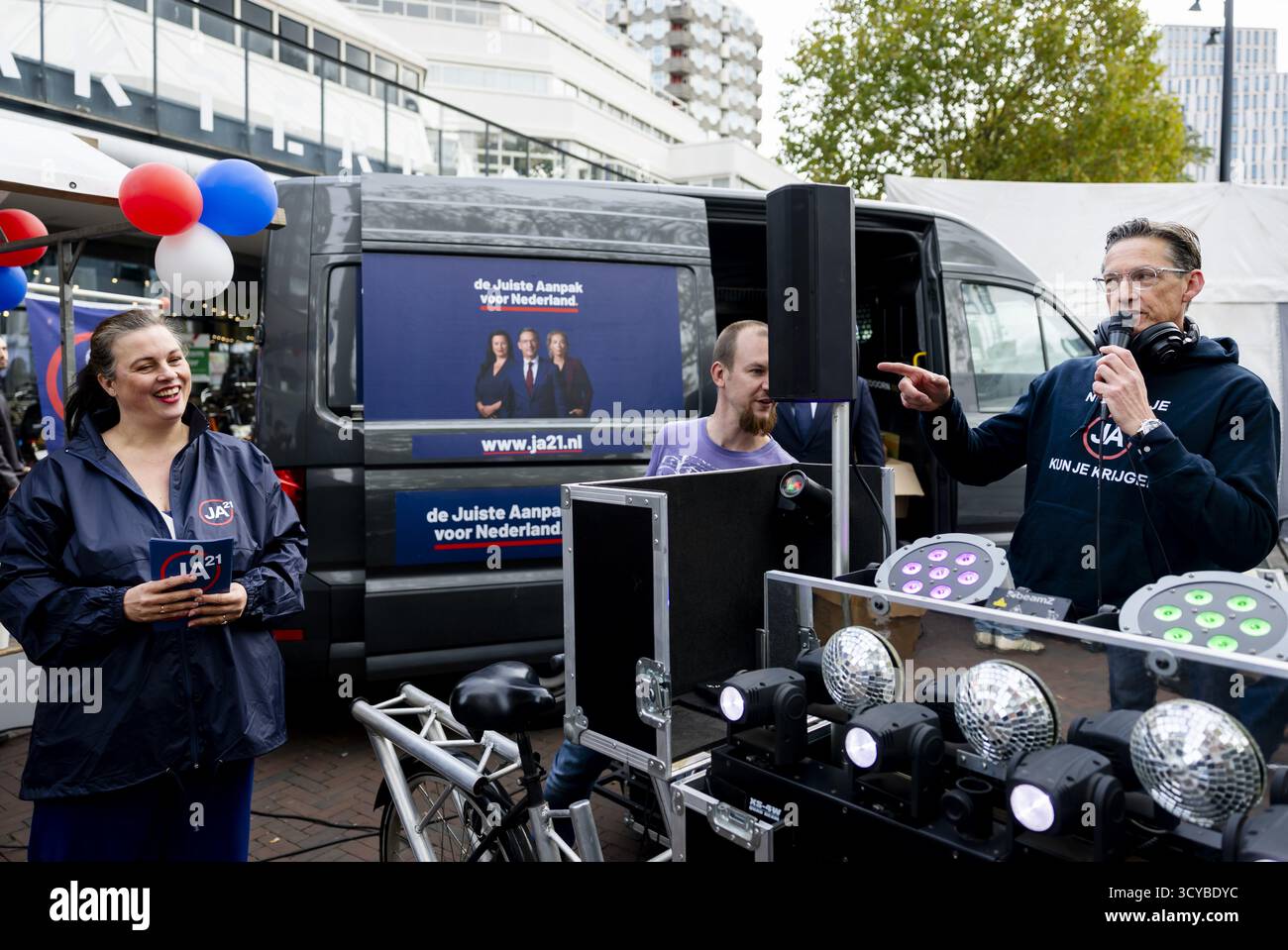 ROTTERDAM - Joost Eerdmans (JA21) plays music at the market on ...