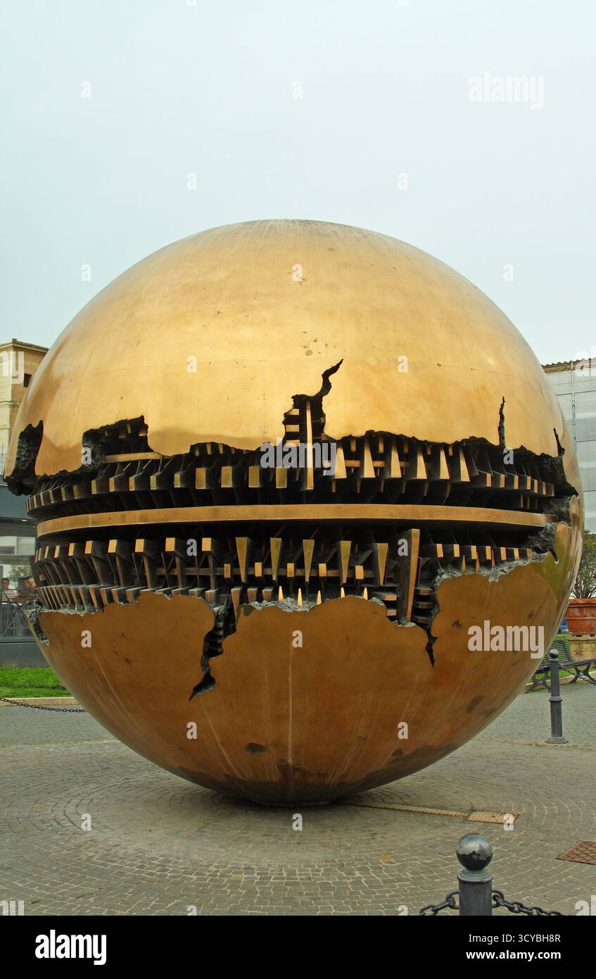 Sculpture sfera con sfera hi-res stock photography and images - Alamy