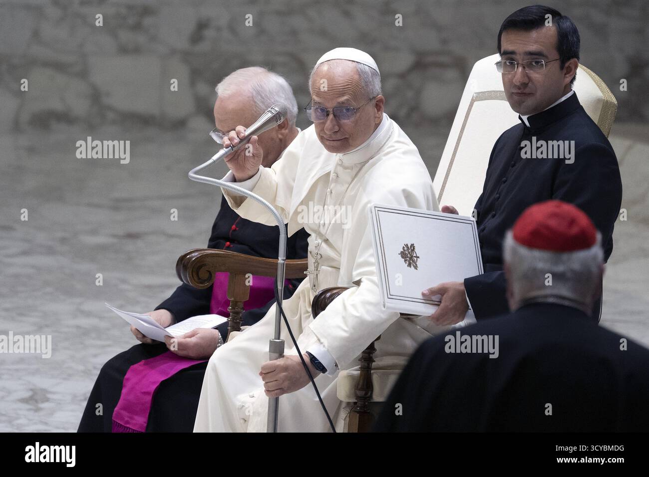 **NO LIBRI** Italy, Rome, Vatican, 2025/10/18 Pope Leo XIV adjusts his ...