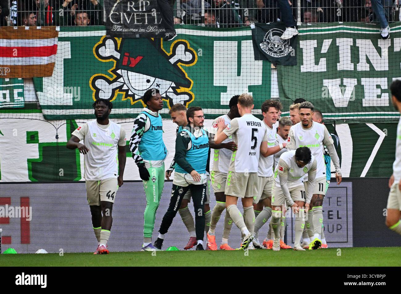 Bremen's players celebrate after Jens Stage scored their side's second ...