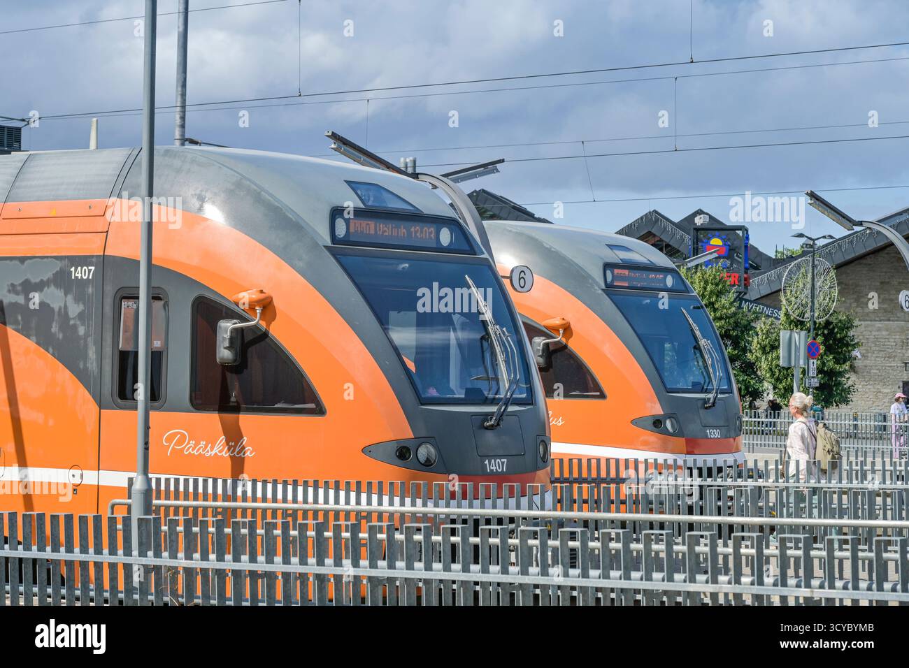 Züge, Bahnsteig, Hauptbahnhof, Toompuiestee, Tallinn, Estland ...