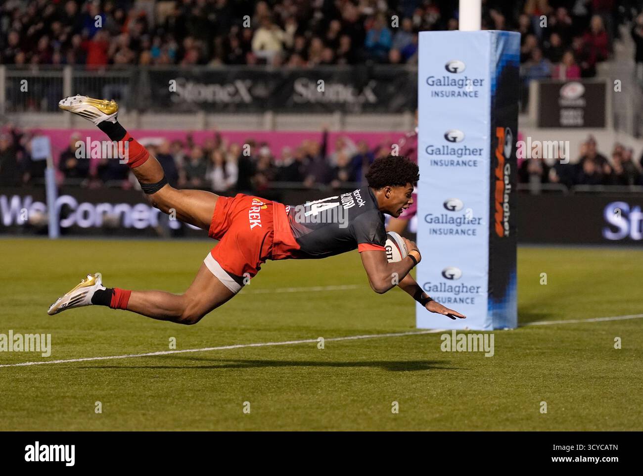 Saracens' Noah Caluori scores a try during the Gallagher PREM match at ...