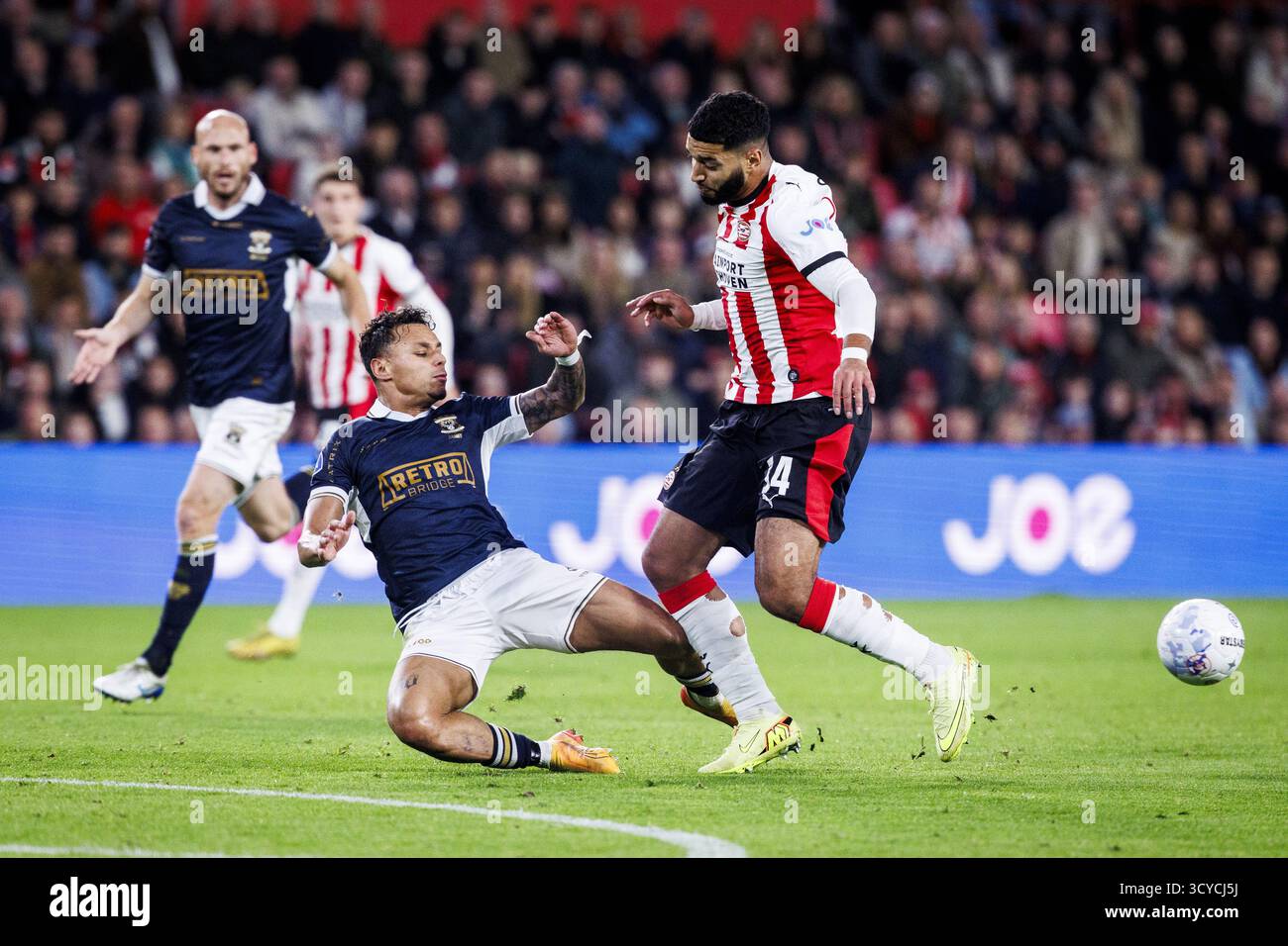 EINDHOVEN - (L-R) Dean James of Go Ahead Eagles and Ismael Saibari of ...