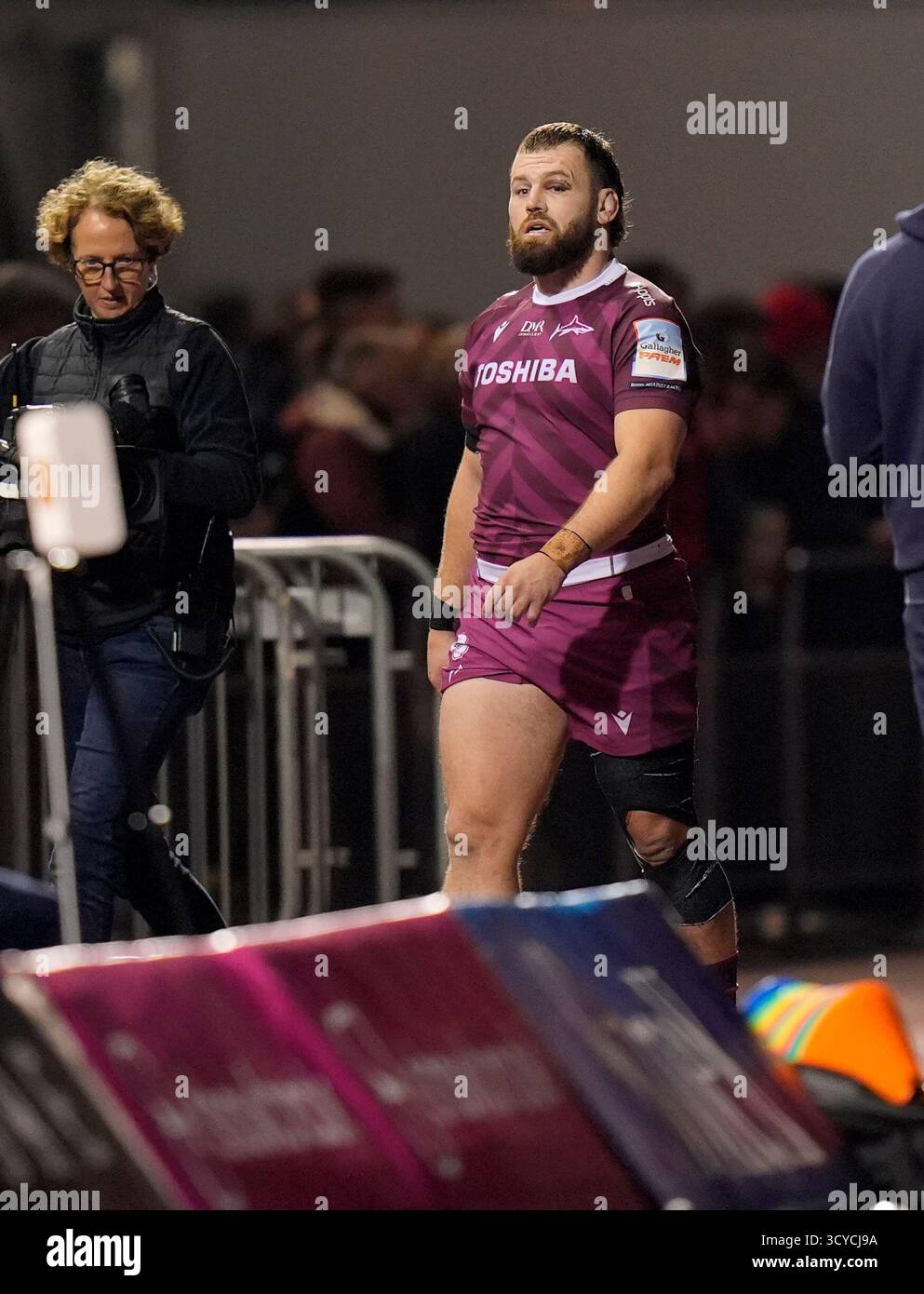 Sale Sharks' Luke Cowan-Dickie walks off after being shown a 20 minute ...