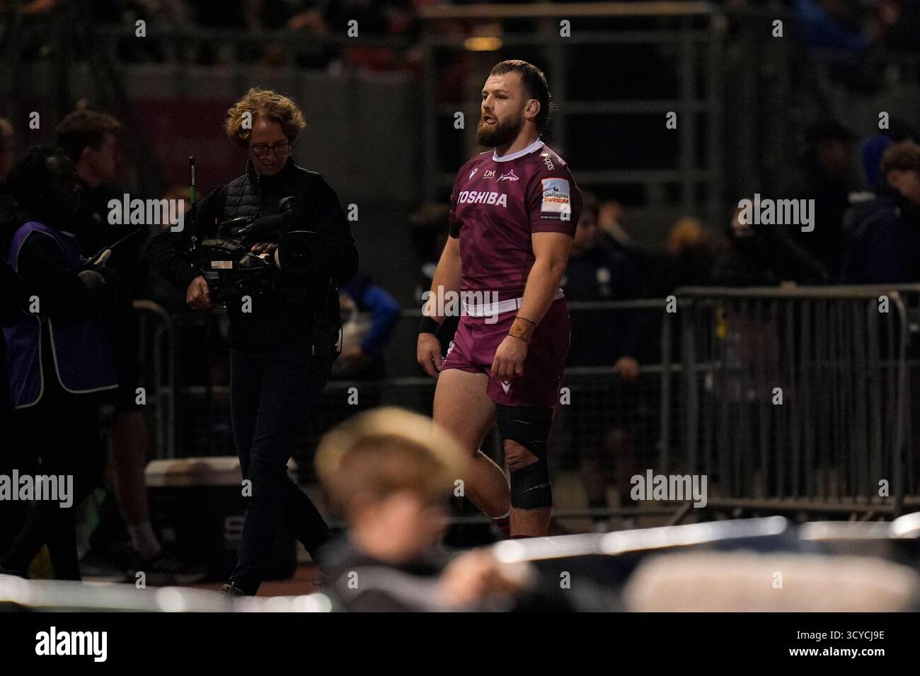Sale Sharks' Luke Cowan-Dickie walks off after being shown a 20 minute ...