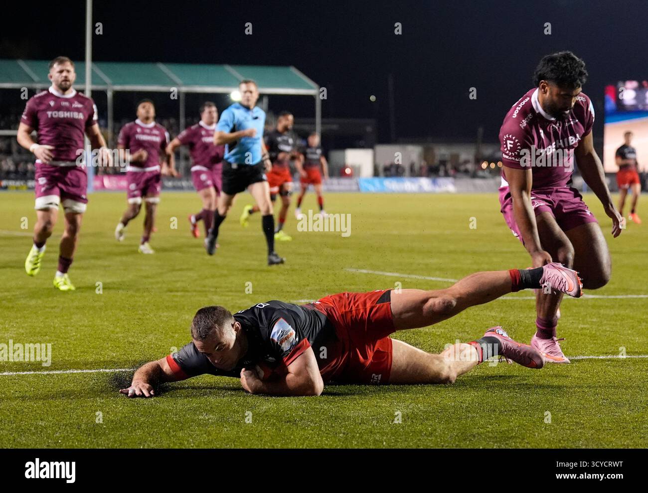 Saracens' Ben Earl scores a try during the Gallagher PREM match at the ...